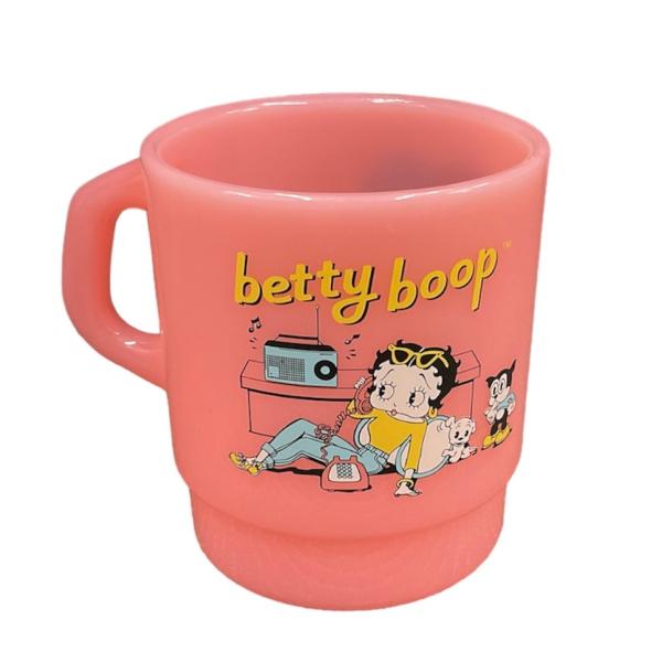 透明感のあるアンティークグラス風のプラスティック製スタッキングマグカップです。合わせてご購入頂いても、簡単に積み重ねることができるので収納場所に困りません。お値段も手頃ですので気軽にコレクションできてしまう所も魅力的です♪サイズ：φ83×H...