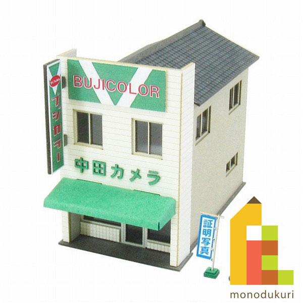 ■商品名：みにちゅあーとキット なつかしのジオラマシリーズ 【カメラ屋】■セット内容：レーザーシートA〜E（5枚）、屋根シート（1枚）、プラ板（1枚）、組立て説明書■スケール：1/150■サイズ：W34×D60×H51mm■対象年齢：12才...
