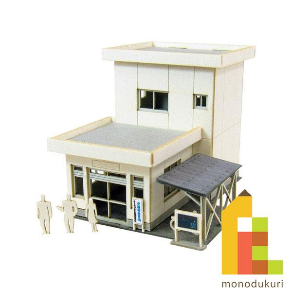 ■商品名：みにちゅあーとキット みにちゅあーとプチ【交番】■セット内容：レーザーシートA〜D（4枚）、屋根シート（1枚）、組立て説明書■スケール：1/220■サイズ：W32×D41×H33mm■対象年齢：12才以上■組立て所要時間：3時間〜...