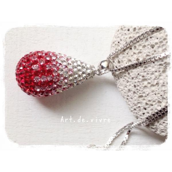 ジュエルビーズで埋め尽くされた華やかなデコレーションボール。きらきらと輝くジュエルボールのペンダントは遊び心満載です！！また、プレゼントにおすすめの商品です。こちらはペンダントトップのみになります。（金具部分はSILVER925が使用されて...