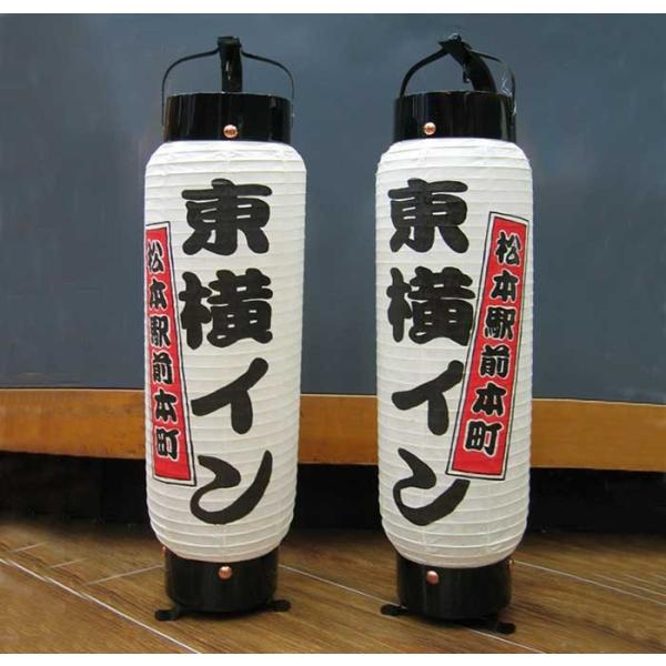 ◆千社札（せんじゃふだ）が入った弓張提灯です。◆ベストセラーの江戸型の弓張提灯です。　※江戸型の弓張り提灯で「中太・ちゅうぶと」と呼ばれるサイズです。　※大きさは大人用で、直径の太さも細すぎず太すぎで、こちらがベストです。※文字数により、書...