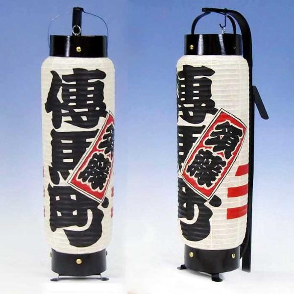 ◆千社札（せんじゃふだ）に三本の赤いラインが入った弓張提灯です。◆ベストセラーの江戸型の弓張提灯です。　※江戸型の弓張り提灯で「中太・ちゅうぶと」と呼ばれるサイズです。　※大きさは大人用で、直径の太さも細すぎず太すぎで、こちらがベストです。...