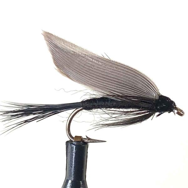 黒いボディにホワイトのウィング。ドライフライ定番パターンのブラックナットをウェットフライにしたパターン。ホワイト＆ブラックのコントラストによって、水中では抜群の存在感です。雨後の水が濁っている状況や、管理釣り場の水質が淀んでいる状況でもハッ...