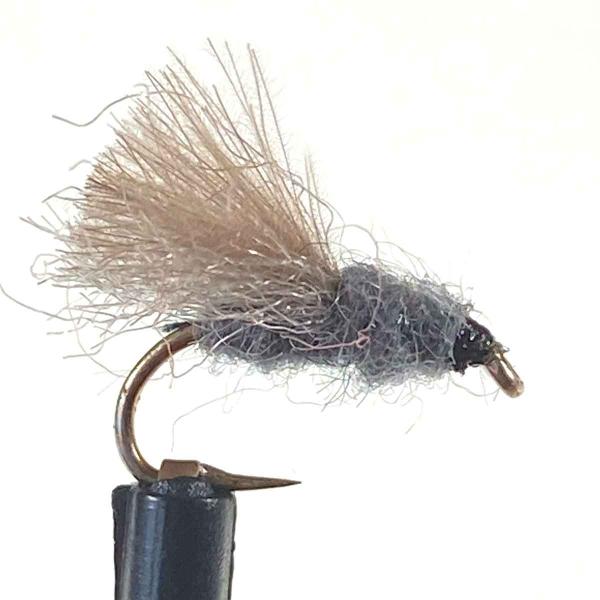 パターン名：CDCタイプ：ドライフライ主な使い方：ライズ狙いイメージ：ミッジ（ユスリカ） 水生昆虫対応フック：バーブド（返しあり） バーブレス（返しなし）サイズ #14 #16 #18 #20一言：CDCタイプのドライフライはパラシュートの...