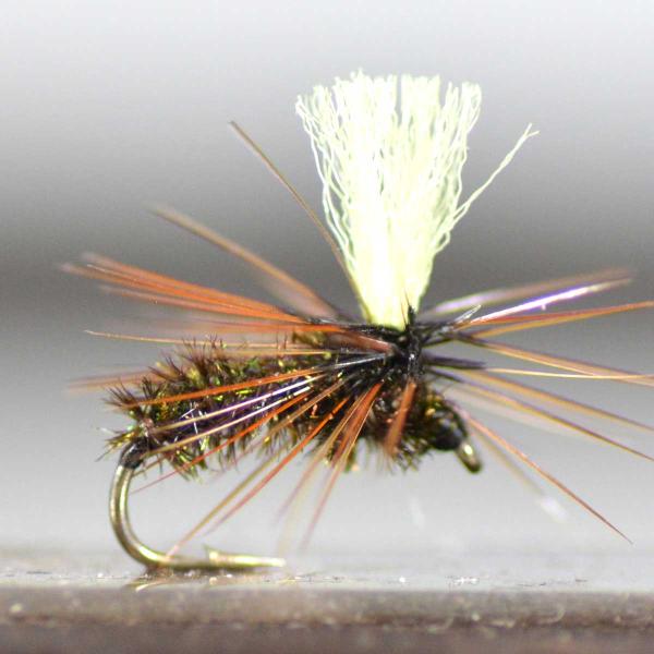 ※この商品は受注後作成の為、状況によって納期に時間がかかる場合が御座います。自然な艶と生命感でトラウトの視線を惹きつける定番の1本。美しいピーコックハールをボディに使用した「ピーコックパラシュート」は、渓流でも管理釣り場でも安定した釣果を誇...