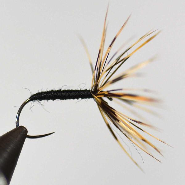 テンカラ毛鉤 黒ボディ×黒ハックル縦巻き（#10〜#16）全身を黒で統一し、シルエットの強さで魚に存在を示す定番パターン。黒ボディと黒ハックルの縦巻きが生む落ち着いた存在感は、深場や逆光下でも効果的。シビアな状況でも信頼できる安定の一本です...