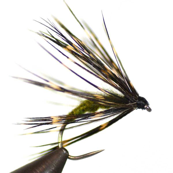 漂うだけで誘える。ウェットとニンフの境界を泳ぐ万能ピューパ。フェザントハックルピューパは、羽化直前の水生昆虫（ピューパ）を模した中層狙いの完成フライです。キジの天然フェザーを使用した柔らかなハックルが、水中で自然に動き、渓流魚の本能を刺激し...