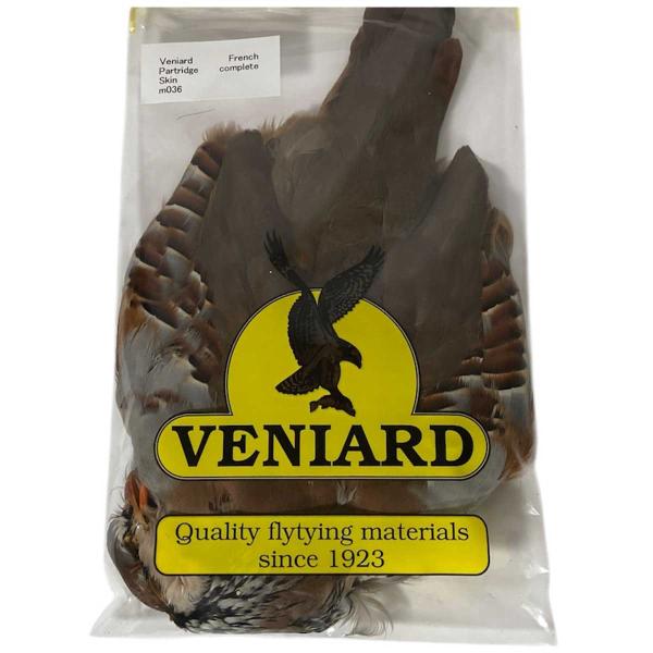 Veniard（ベニアード）社が手がける、フレンチパートリッジ一羽分のコンプリートスキンです。ネックからサドル、ボディ部までを含む完全個体で、サイズや模様の異なる羽根を幅広く使用できる点が特徴です。フレンチパートリッジは、柔らかく繊細なファ...