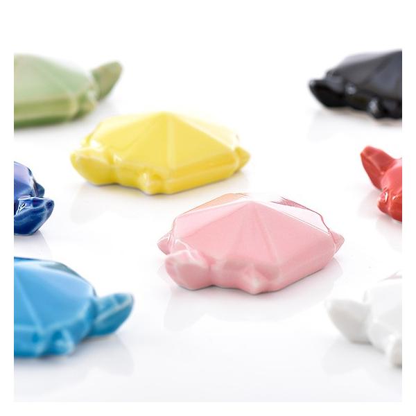 箸置き Nippon souvenir（ニッポンスーベニア）の折り亀をモチーフにしたおしゃれな箸置き・サイズ：W3.5cm×D5cm×H1.8cm・カラー：ホワイト、ブラック、レッド、ピンク、ブルー、ライトブルー、グリーン、イエロー・材質：...