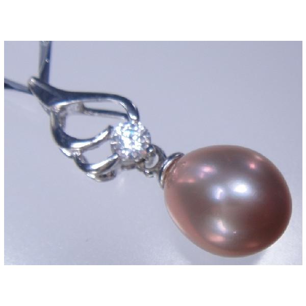【発売日：2018年03月07日】真珠 ペンダント： 真珠玉:8.5mm　。 チェーン:42cm <BR>人工ダイヤモンドと天然淡水真珠です。TOPの部分の材質は18KGP 925銀です,ネックレスの部分の材質はステンレスです ...