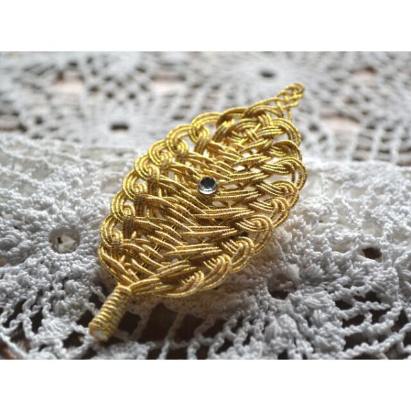 木の葉に一滴の雫（スワロフスキー）が落ちた感じのブローチです。リーフ（木の葉）の用なデザインなのでどの洋服にも 似合います。高級な羽子水引で耐久性もあり光の反射でキラキラ光ります。金具はピン式ですので帽子やバックにも付けてお洒落を楽しめます...