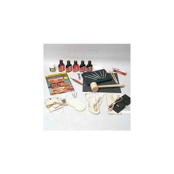 商品情報 ◆レザークラフトを始めるのに必要な基本的道具・材料を取り揃えたセットです。 ◆人気のレザークラフト小物キットもセットしていますので、届いたその日からお楽しみいただけます。◆レザークラフト初心者にも安心の指導書付き。◆これで新しい趣...