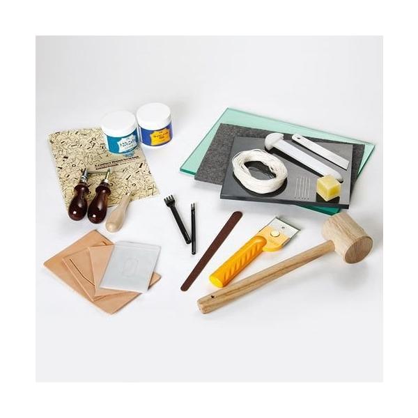 商品情報 ◆オリジナルアイテムが製作可能な祭壇道具も入った手縫い基本道具のフルセットです。◆サドルレザーを使用した革キットと、手縫い工程を解説するガイドブックが付属し、すぐに革の手縫いが始められます。＜セット内容＞◇2本ヒシ目打ち(2mm巾...