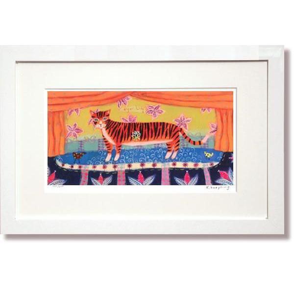 作品　　　： 版画限定枚数　： 600枚額サイズ　： 36 x 54cm作品サイズ： 18 x 35cm重量　　　： 2kg（仕様）マット　　：生成りエンボスマット 2mm額表面　　：アクリル 2mmカレン・ホイプティングの作品は身近な動物...