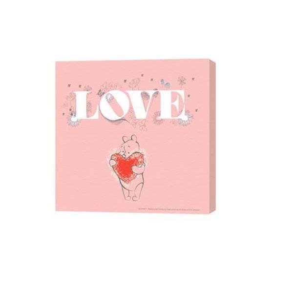 作品名　　： くまのプーさん作品技法　： キャンパスジグレーサイズ　　： H 30cm x W30cm x D 4cm重量　　　： 0.8 kg（作品について）ハートを抱く姿と「LOVE」の文字が、温もりと愛情あふれる世界観をやさしく表現し...