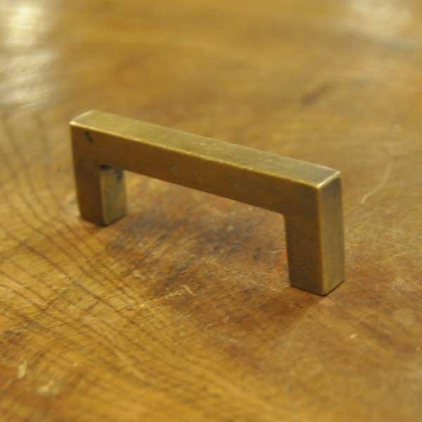 ■寸法：幅:70mm 奥行:26mm 高さ:9mm■素材：真鍮■原産国：インドネシア-------------------------------------------無垢の真鍮を燻してオイルで仕上げ風合いをだしました。お手持ちの家具への...