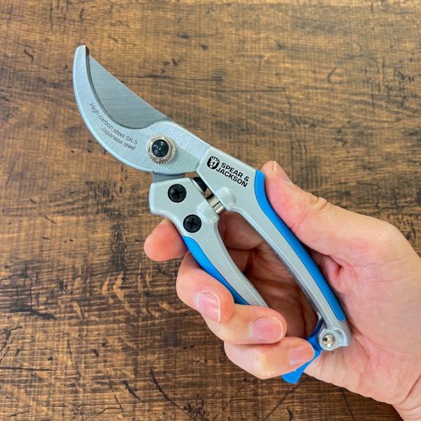 " 1760年創業、イングリッシュガーデンの代名詞。 "スピア＆ジャクソンは、製鋼業で有名な英国シェフィールドで1760年創業。熟練の職人の技と最先端の技術を生かしたもの作りには定評があり、園芸道具はもちろん幅広い工具を製造しています。【M...