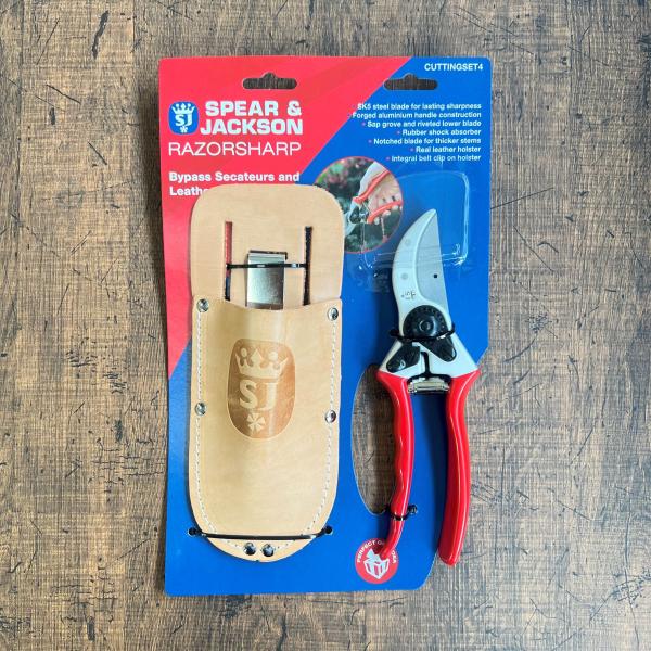 " 1760年創業、イングリッシュガーデンの代名詞。 "　スピア＆ジャクソンは、製鋼業で有名な英国シェフィールドで1760年創業。熟練の職人の技と最先端の技術を生かしたもの作りには定評があり、園芸道具はもちろん幅広い工具を製造しています。【...