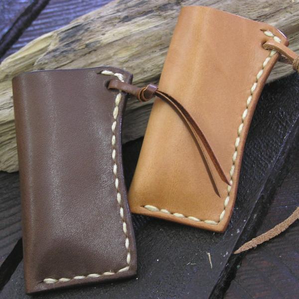 使い捨てライター用レザーケース。いつものライターもちょっとオシャレに見えます♪男性へのちょっとしたプレゼントにも最適！使い込むごとに味が出てくる革の魅力を楽しんでください！！※ひとつひとつ手作業で仕上げています。またレザーの特色上、色・風合...