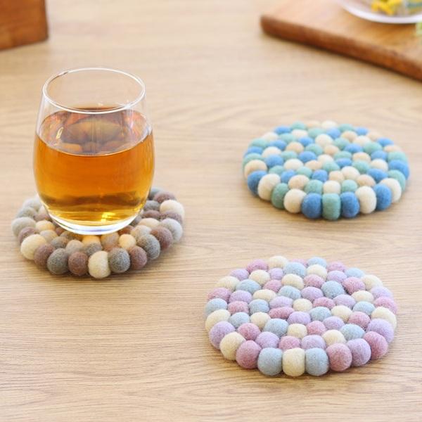 コースター サークル フェルトボール新色登場！インテリアのポイントになるフェルトボールのキッチンアイテム♪たくさんのフェルトボールで作られた立体感のあるラウンドタイプのコースター！ウールを使用しハンドメイドで作られているので、やさしい質感と...