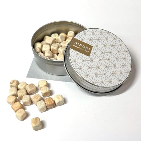 【発売日：2026年01月29日】NEWヒノキポマンダースクリュー缶入り手軽に、気楽に、アロマでリラックス　ヒノキポマンダーがリニューアルしました！！ヒノキの粒（ヒノキポマンダー）にエッセンシャルオイルを染み込ませればアロマをお楽しみ頂けま...