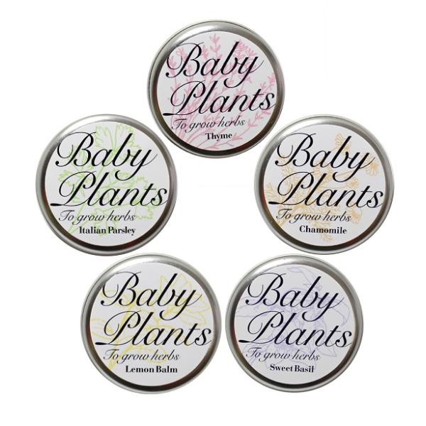 【発売日：2023年03月16日】手のひらにすっぽり入るとっても小さなハーブの栽培セット！ノベルティにもぴったりです。種と説明書・土が入ってます。土は圧縮乾燥されてますので水分で膨らませて種を蒔くだけです。缶の中で栽培を楽しめますので場所も...