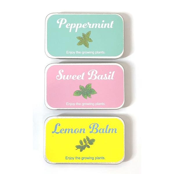 【発売日：2023年07月02日】ミントのタブレットケースのような缶で育てる栽培キット！！種と説明書・土が入ってます。土は圧縮乾燥されてますので水分で膨らませて種を蒔くだけです。缶の中で栽培を楽しめますので場所も取らず簡単です。よく市販で販...