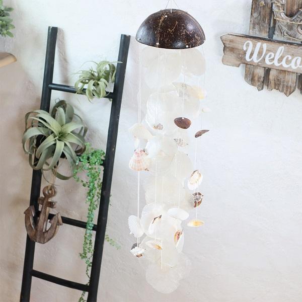 【発売日：2024年04月25日】ココガーランドおうちでも海を感じられるガーランドココナッツの殻にカピスと貝殻を組み合わせたガーランド。シャラシャラと揺れる音が海を感じさせ、お家でもビーチにいるような気分が味わえます。生産地：フィリピンサイ...