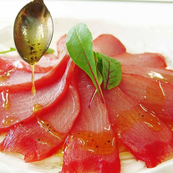 【発売日：2023年09月18日】鮪を生ハム仕立てに仕上げスライスしました。燻の薫りとしっとりしたまぐろの生ハムを野菜と一緒にお召し上がりください。内容：まぐろの生ハムスライス50g×3温度帯：冷凍原材料名：まぐろ(太平洋)、食塩、食用植物...