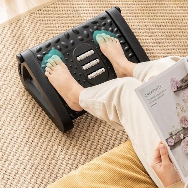 【発売日：2024年09月07日】デスクの下において使用するフットレスト足を置くことで姿勢が良くなり、デスクワーク時の疲れを軽減してくれます足つぼをマッサージできる凸凹とツボ押しローラー付き。足裏を適度に刺激して血行を促進し足の冷えやむくみ...