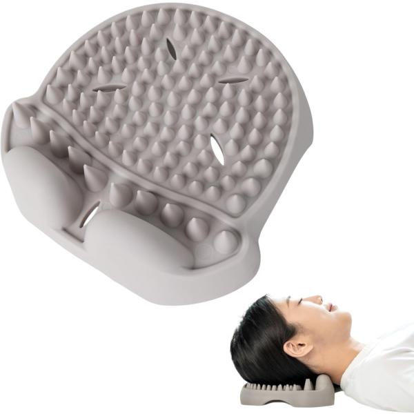 【発売日：2026年04月25日】ピタツボ 後頭部ツボ押しパッド まくら型 ミルクグレー 1個入3分でOK！後頭部を心地よく、一日をさわやかに。●特殊設計のエアギャップとCラインの弾力。突起が上下左右に動き、まるで指で押すような心地よい刺激...