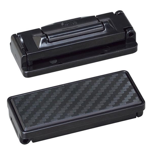 ●シートベルトの締め付けや圧迫感を抑える、カーボン調デザインのシートベルトストッパーです。●幅52mmまでの幅広いシートベルトにも装着OK。●ロック&amp;フリー機能付きで、乗り降り時のシートベルトのわずらわしさを軽減します。 【仕様】本...