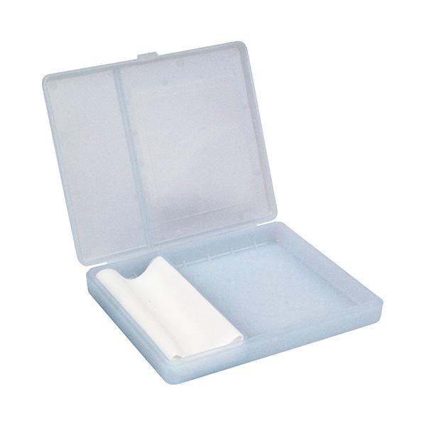 ◆◆用途◆◆チョーク用収納ケース。◆◆機能◆◆チョークが5〜6本収納可能なチョークケースです。お手拭き付なので、チョーク使用後の気になる指先汚れをいつも清潔に保てます。底の転がり止めはチョークの保護にもなります。◆◆仕様◆◆●サイズ：105...