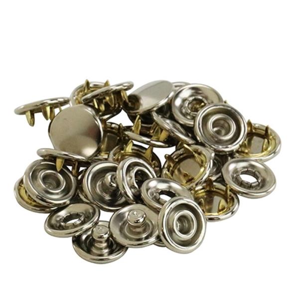 スナップボタンの取付け・修理・交換用の玉です。■■■用途■■■スナップボタンの取付けや補修・交換。■■■機能・特徴■■■メッキ仕上げで装飾性に優れた、12mmタイプのホックスナップボタンです。■■■仕様■■■●最大取付厚：約1.0mm。●対...