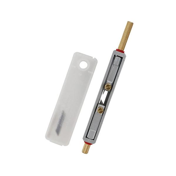 ■キャッチコピー耐久性に優れ、高級感ある金属ボディの薄物用円切りカッターです。■用途薄物用円切りカッター。■機能直径1〜14cmの円が切れます。平行切りやディバイダーとしても使えます。脚を本体に収納できるコンパクト設計です。■仕様●適合替刃...