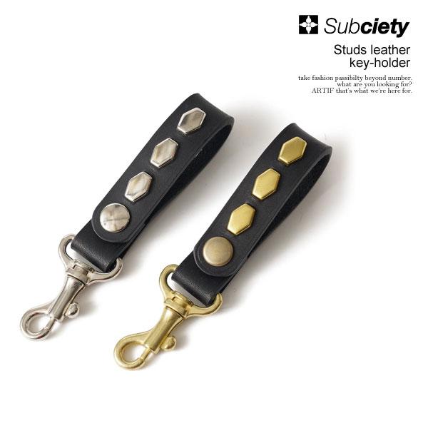 【発売日：2025年01月27日】SUBCIETY サブサエティオイルドレザー（牛革）のキーホルダー。裏面にはブランドロゴを銀箔押しプリントで施しました。スタッズは真鍮製。武骨な印象ながらストリートの雰囲気も漂わせるアイテム。※商品の性質上...