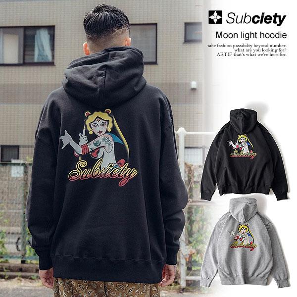 【発売日：2025年10月06日】SUBCIETY サブサエティ●商品説明12.4オンスの裏起毛天竺を採用したスウェットシャツ。左胸とバックにタトゥーの入った金髪の美少女をピンナップテイストで描いたグラフィックをプリント。ブランドらしい遊び...