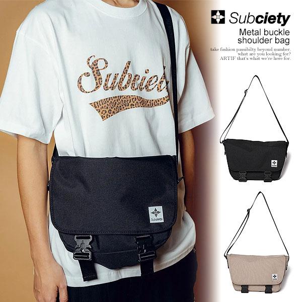 【発売日：2026年02月15日】SUBCIETY サブサエティ●商品説明ブランドの雰囲気を各所に落とし込んだショルダーバッグ。間口が広く、コンパクトながらも収納力に優れたアイテム。表地には耐久性のあるポリエステルオックスを、裏地にはブラン...