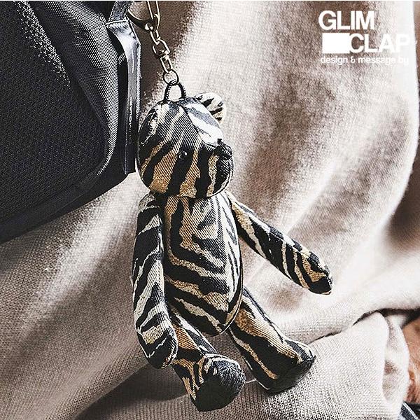GLIMCLAP グリムクラップ愛らしいクマのぬいぐるみのキーホルダー。ゼブラ柄のスキンをまとわせた、遊び心のあるデザイン。キーリング、バッグのアクセント、パンツのベルトループに通してコーディネートのアクセントとしてなど、様々な用途を楽しめ...