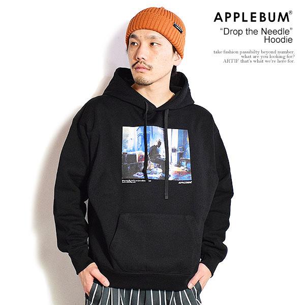 【発売日：2026年02月14日】APPLEBUM アップルバム●商品説明“Diggin’ in the Crates”カルチャーの本質をアートタッチで表現したフーディー。街角のレコード店で没頭するディガーの姿を、ブラックボディに映えるグラ...