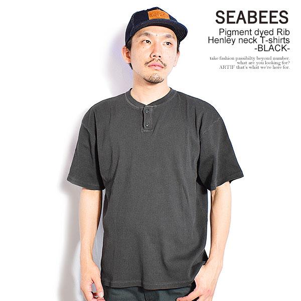 【発売日：2026年05月19日】SEABEES シービーズ無骨な印象のリブTシャツを、シルエットをややゆったり目にアレンジすることで、着こなしやすいラフな印象に。ピグメント染めのフェード感も楽しめる一着。二つ釦のヘンリーネックが、良い。素...