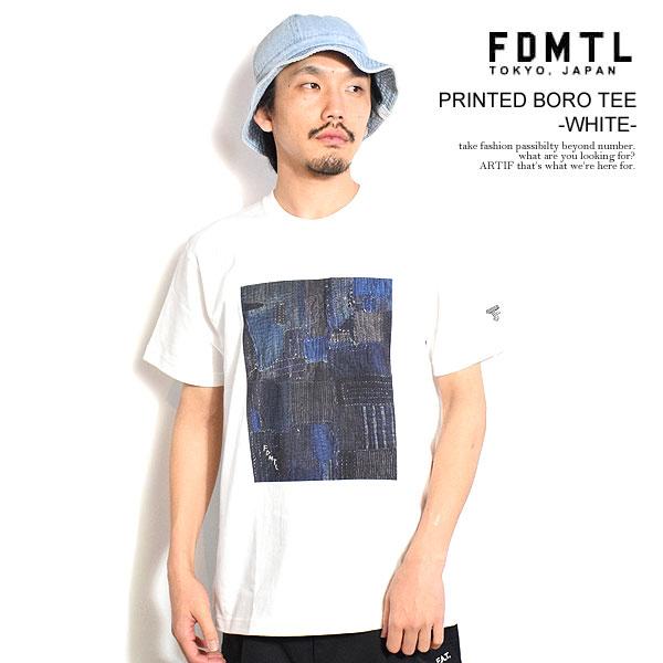 【発売日：2025年04月02日】FDMTL ファンダメンタル●商品説明7.2オンス相当のヘビーウェイトの天竺生地を用いた半袖Tシャツです。胸には襤褸生地モチーフのデザインがインクジェットプリントで入ります。そのデザインの上に施されたFDM...