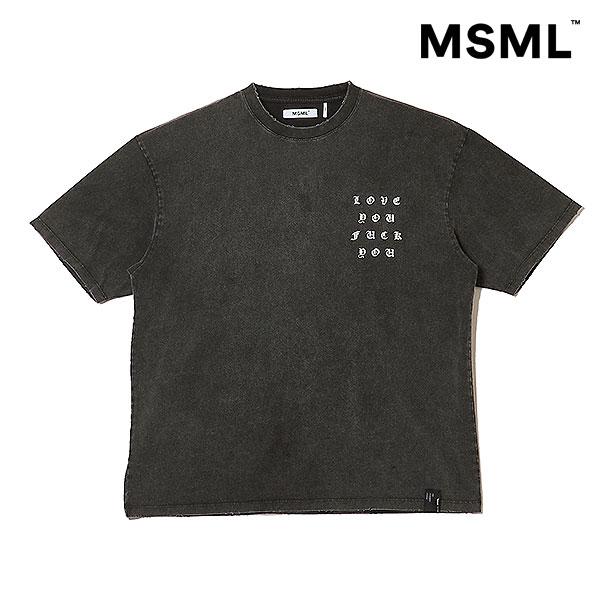 MSML エムエスエムエルガーメントダイで染め上げたボディは、加工特有の柔らかな質感と、一点ごとに異なる色の濃淡を纏い、静かな存在感を放つ。フロント左胸にLOVE YOU FUCK YOU バックにIn the wake of light,...