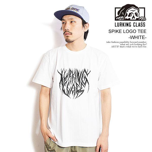 【発売日：2024年05月26日】LURKING CLASS ラーキングクラス 40％OFF SALE セール フロントに大きくメタルな字体のロゴをプリントした半袖Tシャツです。バックの襟下中央に、定番ロゴがプリントされています。着丈にやや...