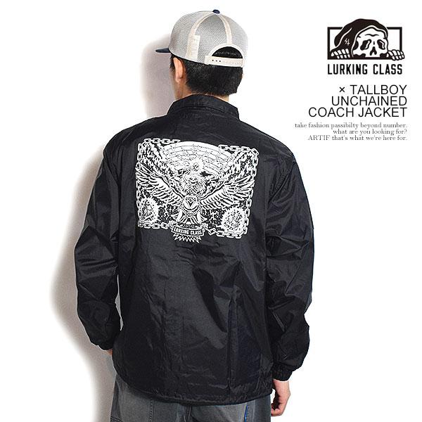 【発売日：2025年11月25日】LURKING CLASS ラーキングクラス●商品説明LURKING CLASSとTALLBOYのコラボレーションコーチジャケットです。フロント左胸とバックにオリジナルグラフィックがプリントで入ります。表地...