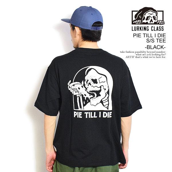 【発売日：2025年06月01日】LURKING CLASS ラーキングクラス●商品説明SKETCHY TANKのアートグラフィックをプリントしたTシャツです。スカルがパイを食べるデザインとその下にPIE TILL DIE "死ぬまでPIZ...