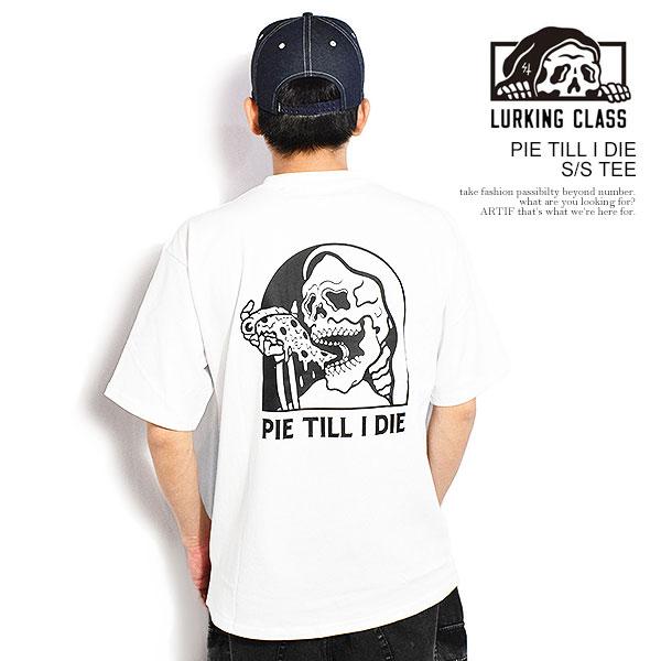 【発売日：2026年05月17日】LURKING CLASS ラーキングクラス●商品説明SKETCHY TANKのアートグラフィックをプリントしたTシャツです。スカルがパイを食べるデザインとその下にPIE TILL DIE "死ぬまでPIZ...