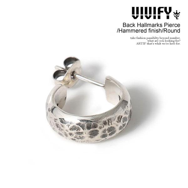 【発売日：2025年03月04日】VIVIFY ビビファイ●商品説明中央部に向けなだらかな半円形になっている甲丸地金のハンマードピアスです。ハンマー跡の凹面のみ燻し仕上げを残し、凹面以外を鏡面に仕上げることで波紋の様な陰影とアンティーク感が...