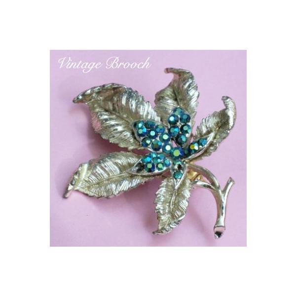 シルバートーンの葉のブローチ☆ラインストーン付き アメリカ直輸入80年代 素材：　　　　 　　プラスチック、金属 全体の大きさ：　約縦63ｍｍ×横53ｍｍ 重さ：　　　　　　　25gr.　　　 
