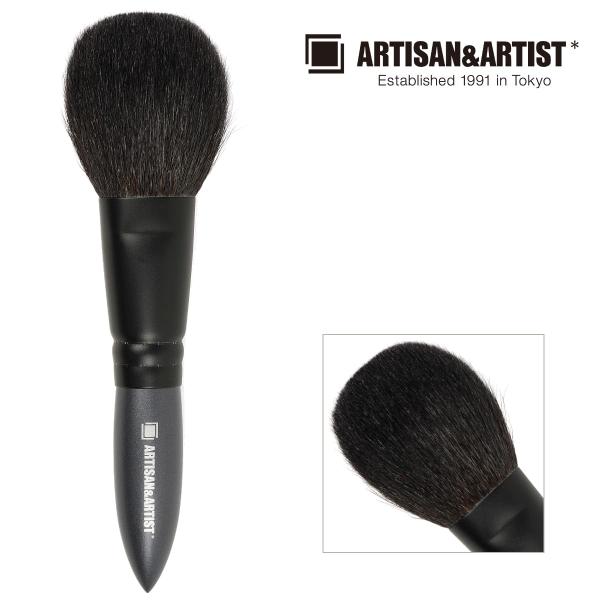 ●高品質な天然毛で作られた、滑らかでコシのある化粧筆です。●パウダーブラシよりも毛丈が短く設計されており、チークの色味を強くハッキリと表現したい時にオススメのブラシです。●ブラシの角度を変えて使うことで、シャープにも、丸くふんわりとした印象...